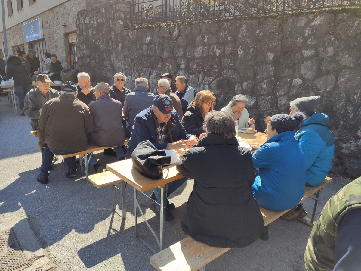 Pržene ribice i crno vino Skrajanima – Skrad.com